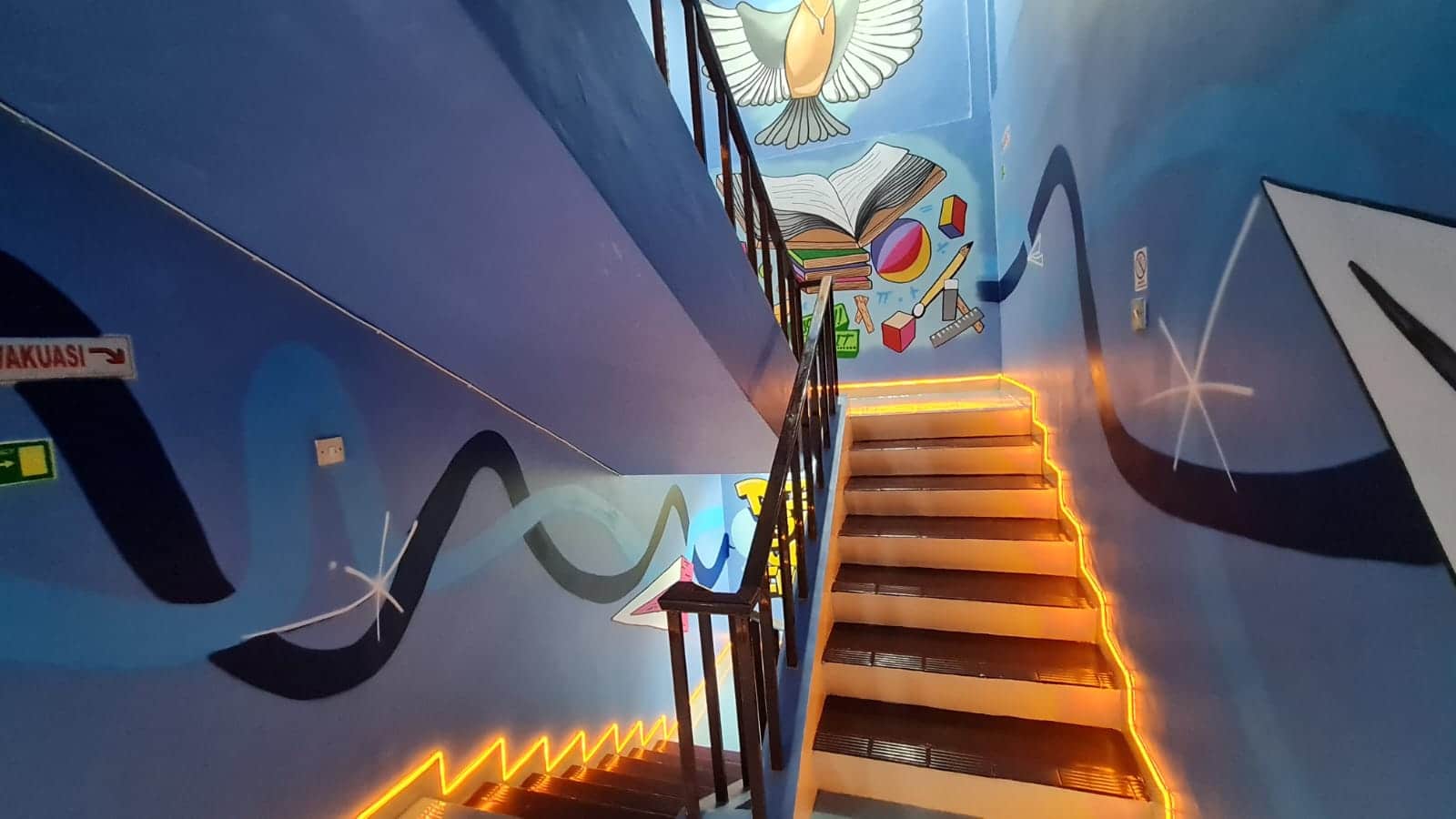 Mural Hiasi Sepanjang Tangga Kampus ITTelkom Surabaya | Universitas ...