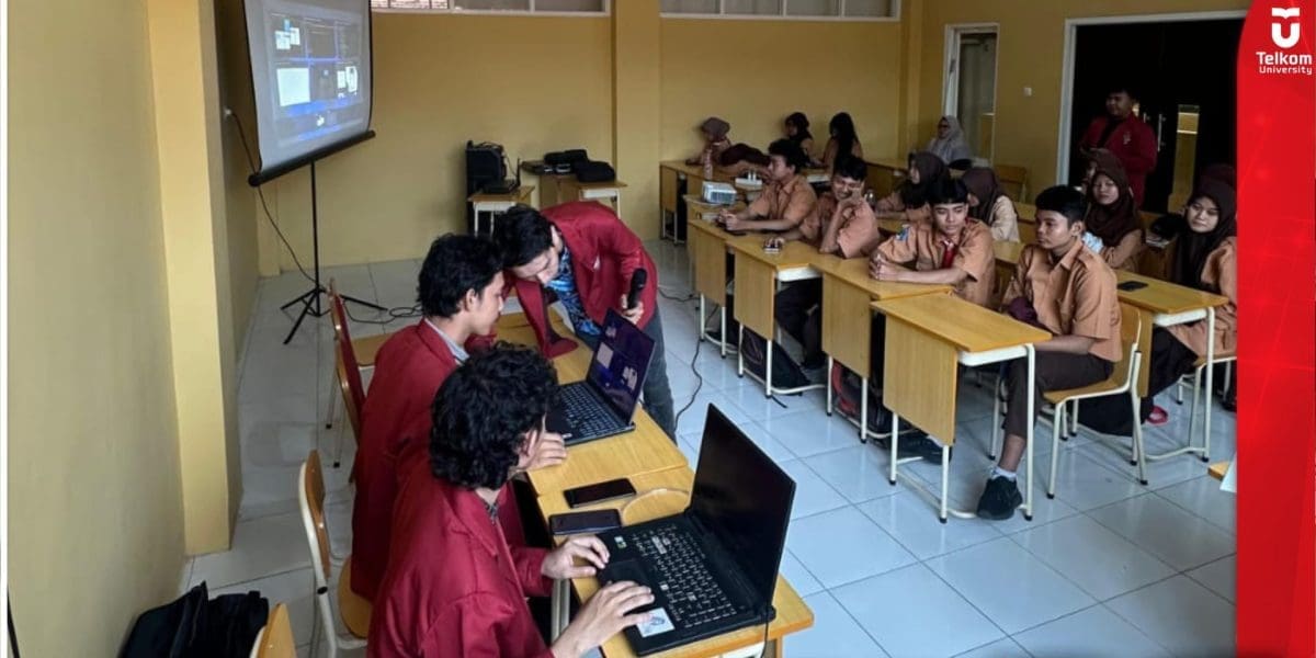 pelatihan desain web dan iot: mahasiswa tel-u surabaya bangkitkan semangat digital siswa smk